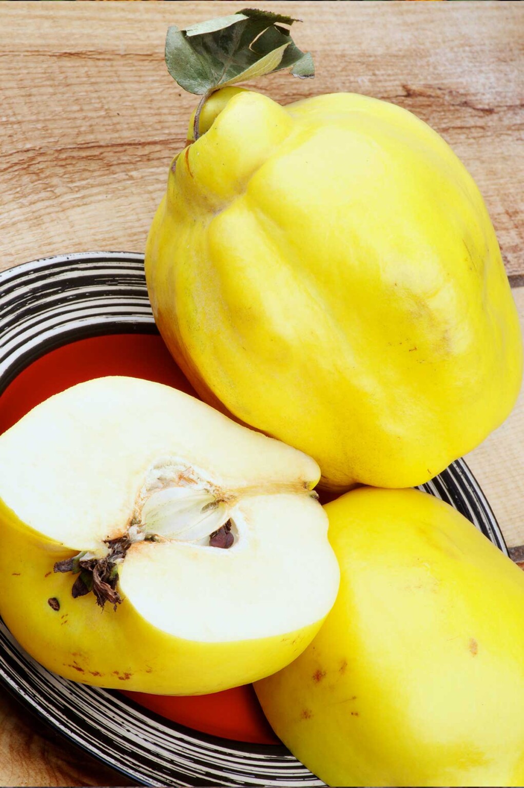 Quince Fruit: What it Tastes Like + Benefits & Uses
